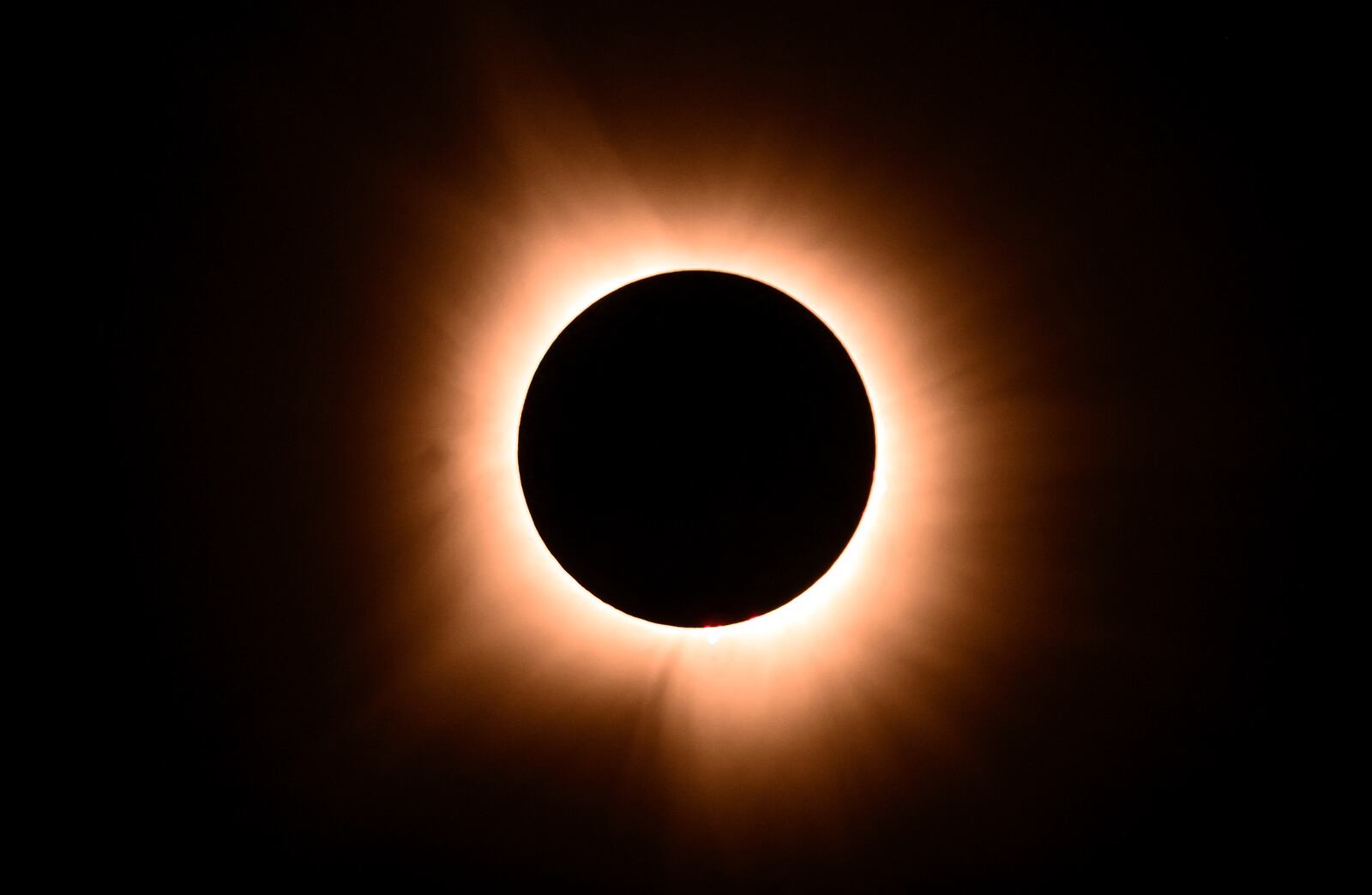 Total solar eclipse races across North America as Ireland sees snippet ...