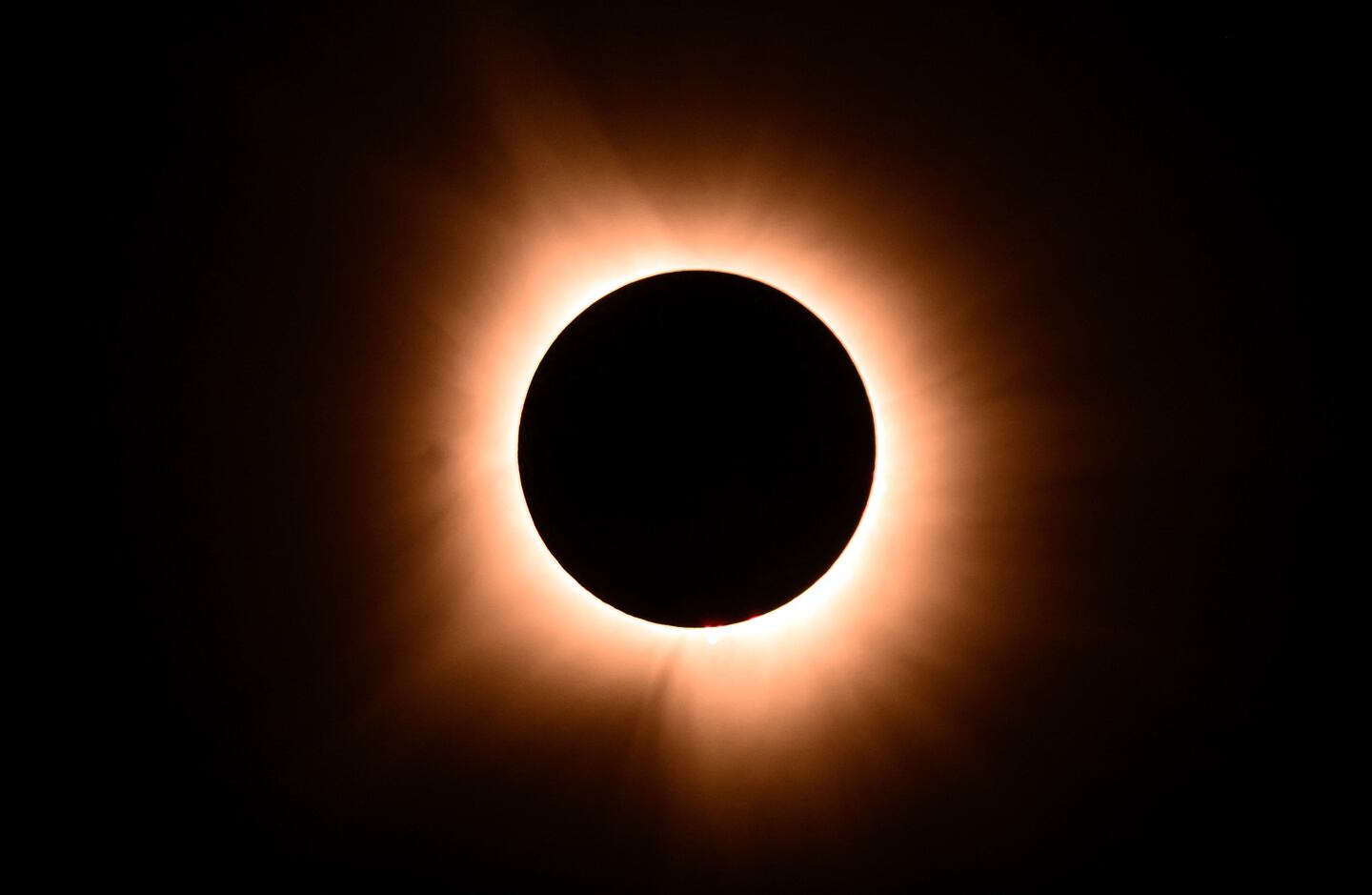 Total solar eclipse races across North America as Ireland sees snippet ...