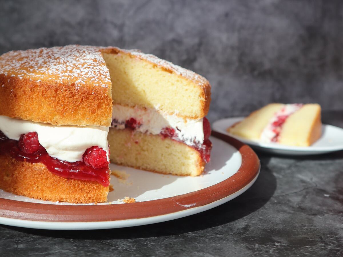 How to make the perfect sponge, with some help from Mary Berry, Nigella ...