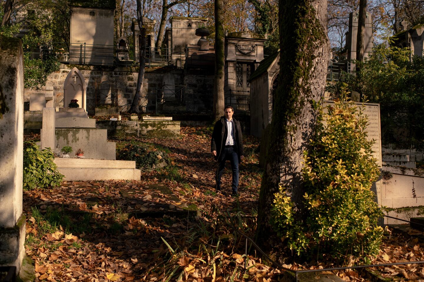 Around Oscar Wilde’s kiss-covered tombstone, Paris’s celebrity cemetery ...